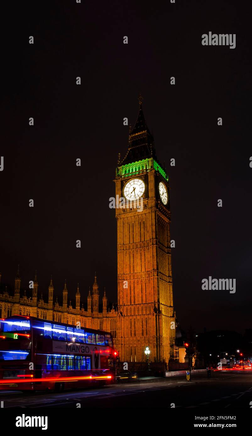 Nighttime lights houses of parliament and big ben hi-res stock ...