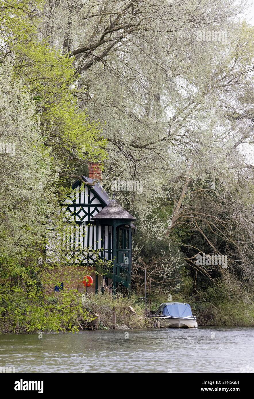 Thames boathouse hi-res stock photography and images - Alamy