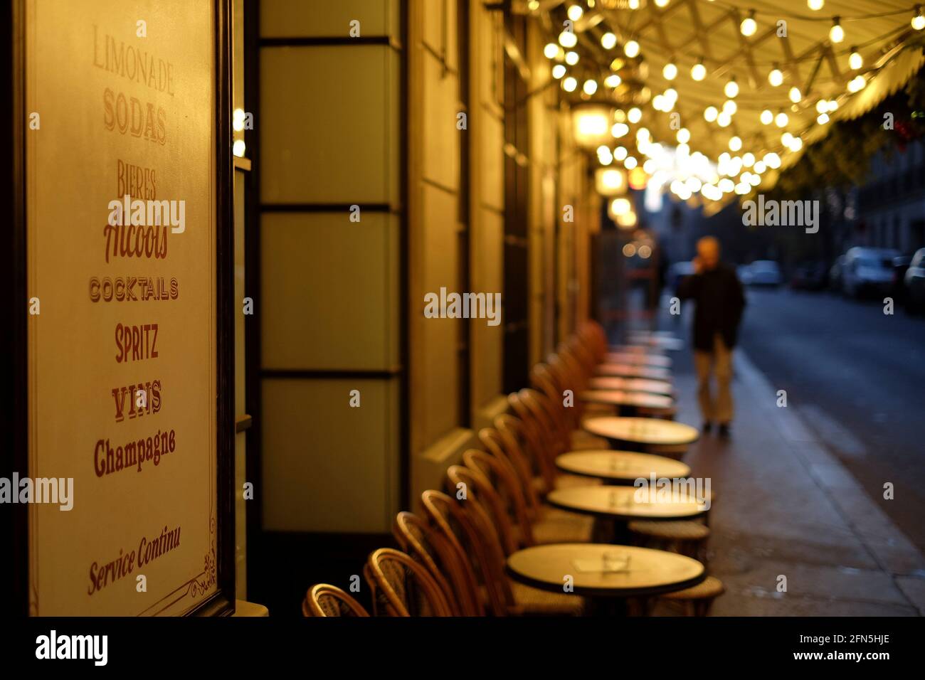 Restaurant terrace night paris hi-res stock photography and images - Alamy