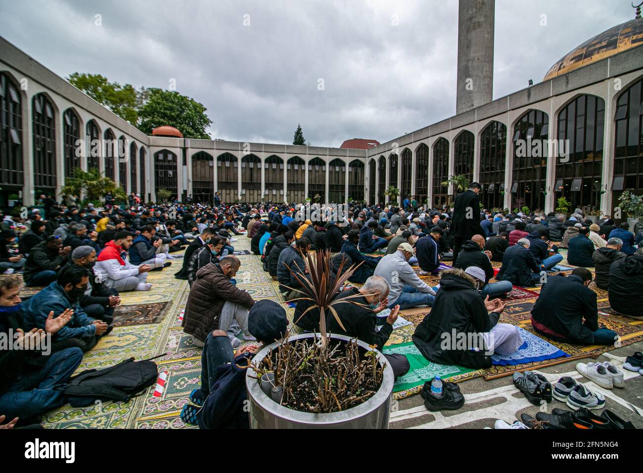 LONDON 14 May 2021. Large crowds of Muslim Worshippers pack the London ...