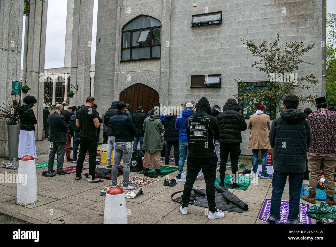 LONDON 14 May 2021. Large crowds of Muslim Worshippers pack the London ...