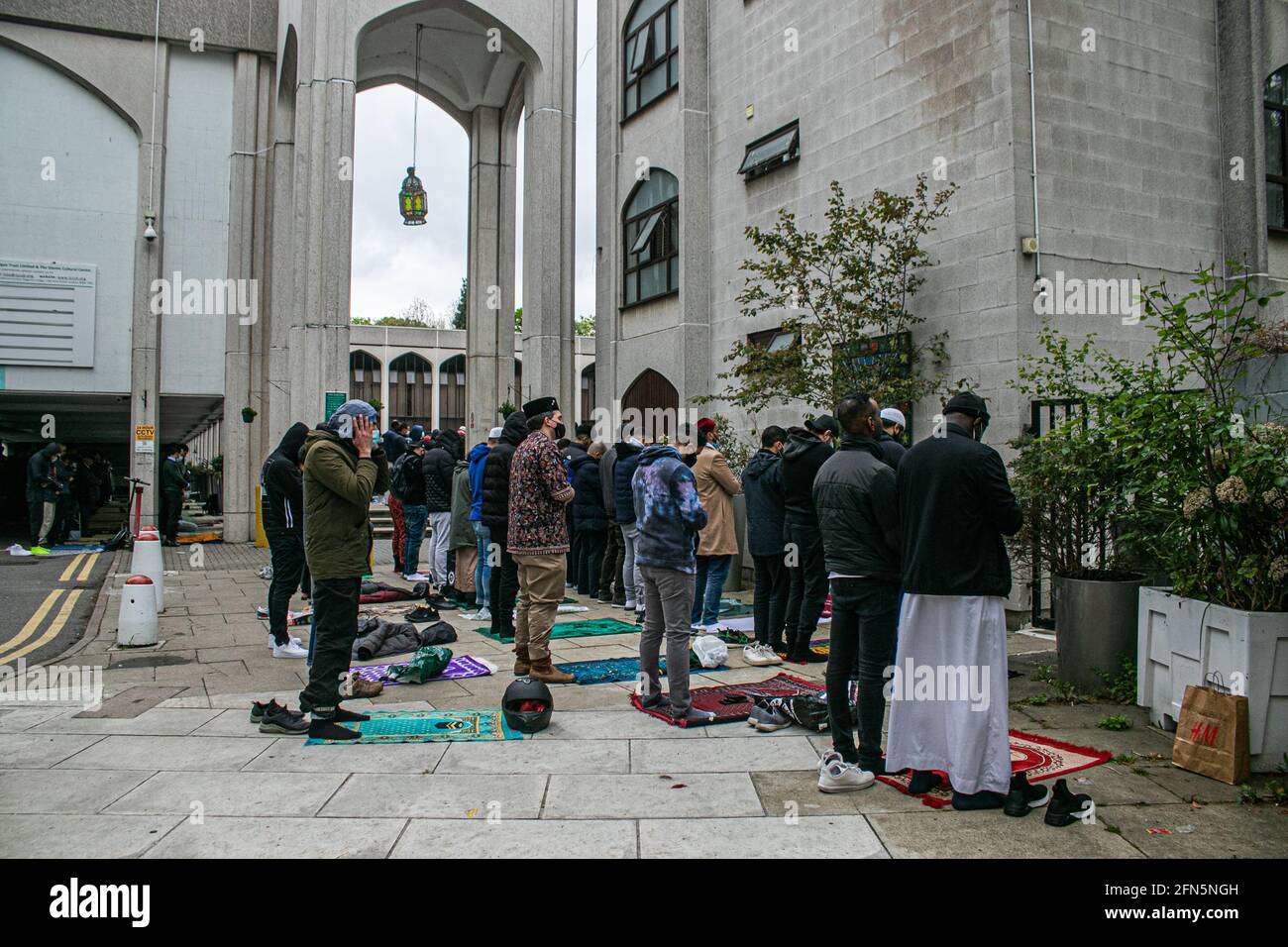 Praying outside mosque uk hi-res stock photography and images - Alamy