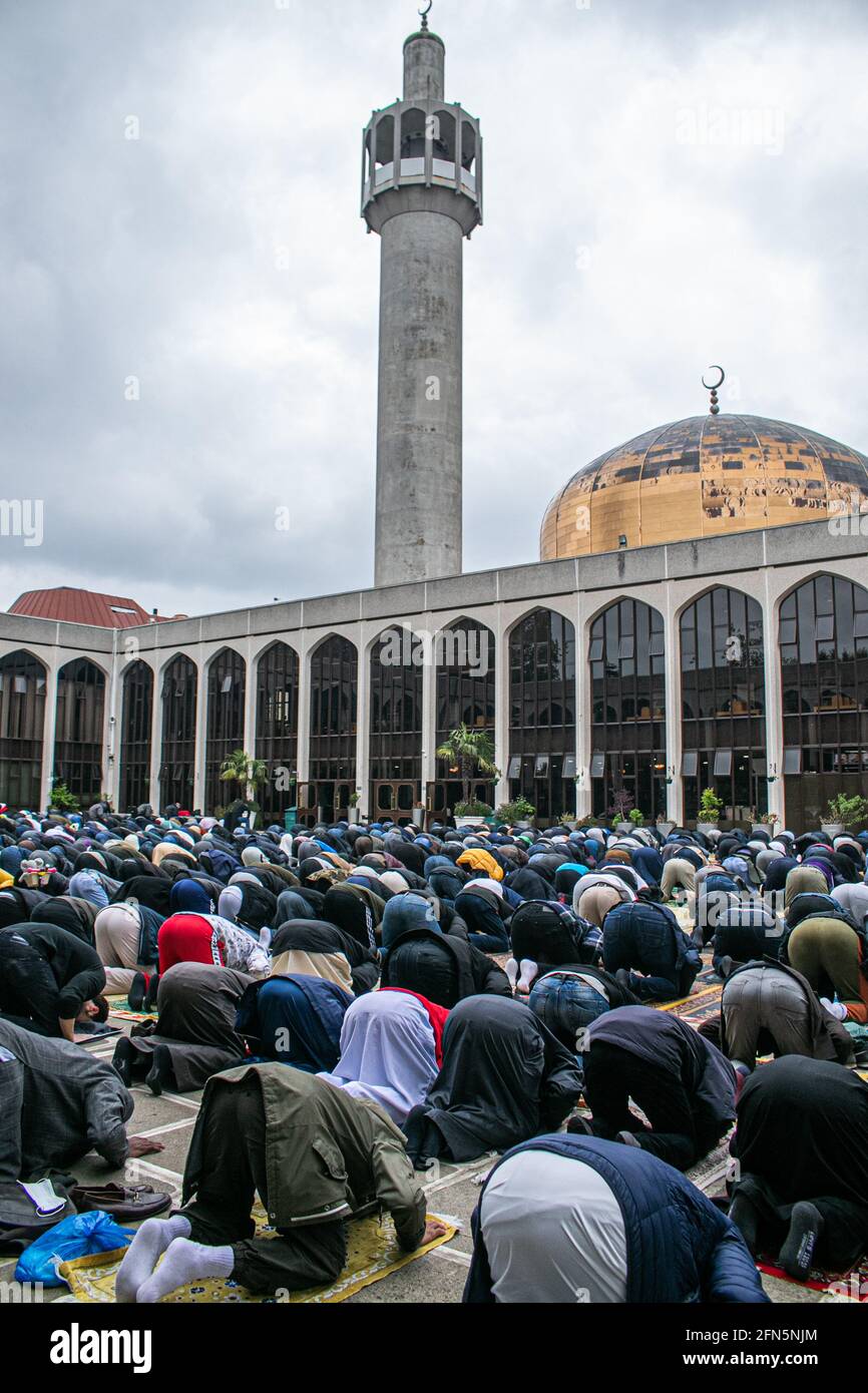 LONDON 14 May 2021. Large crowds of Muslim Worshippers pack the London ...