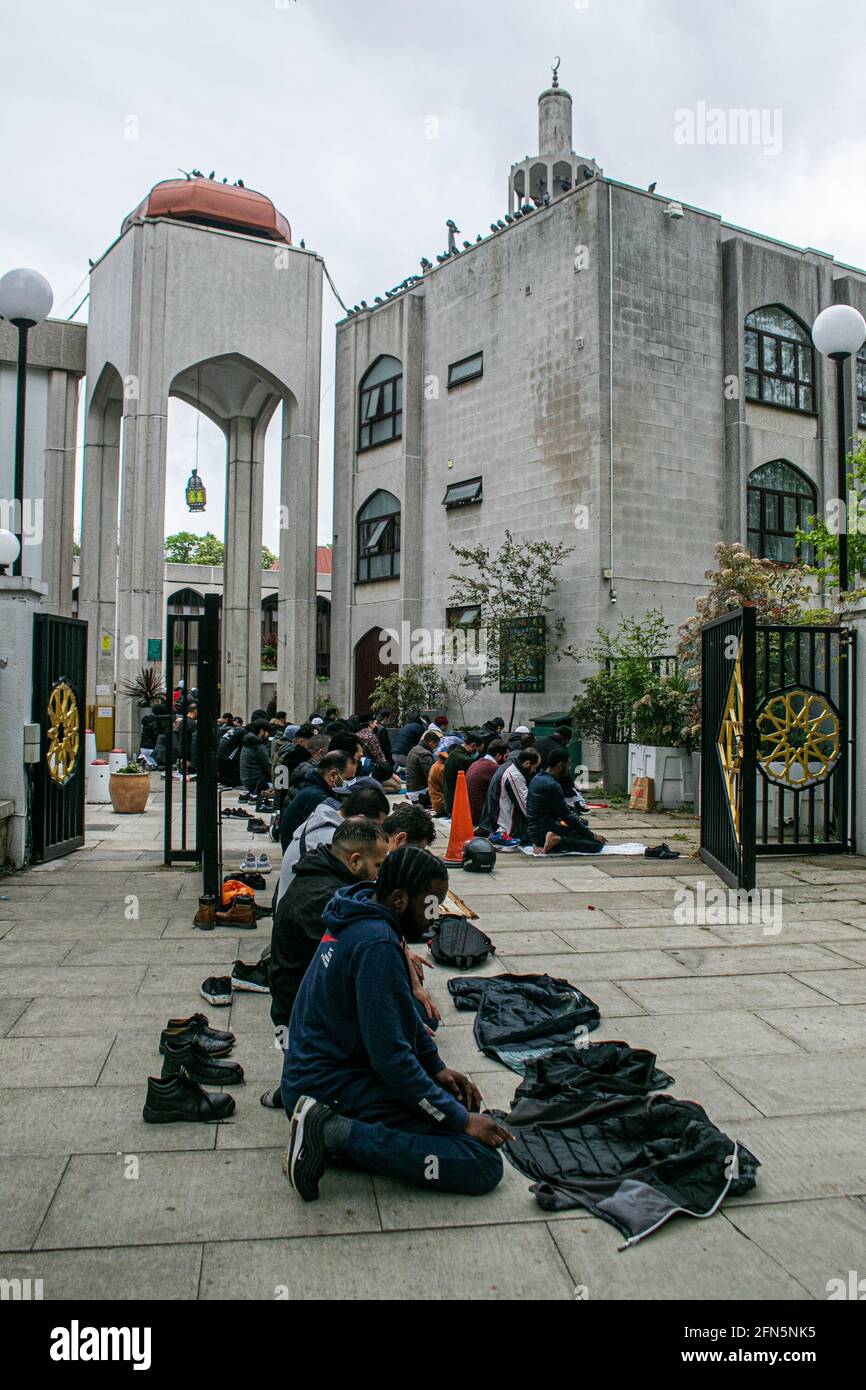 LONDON 14 May 2021. Large crowds of Muslim Worshippers pack the London ...
