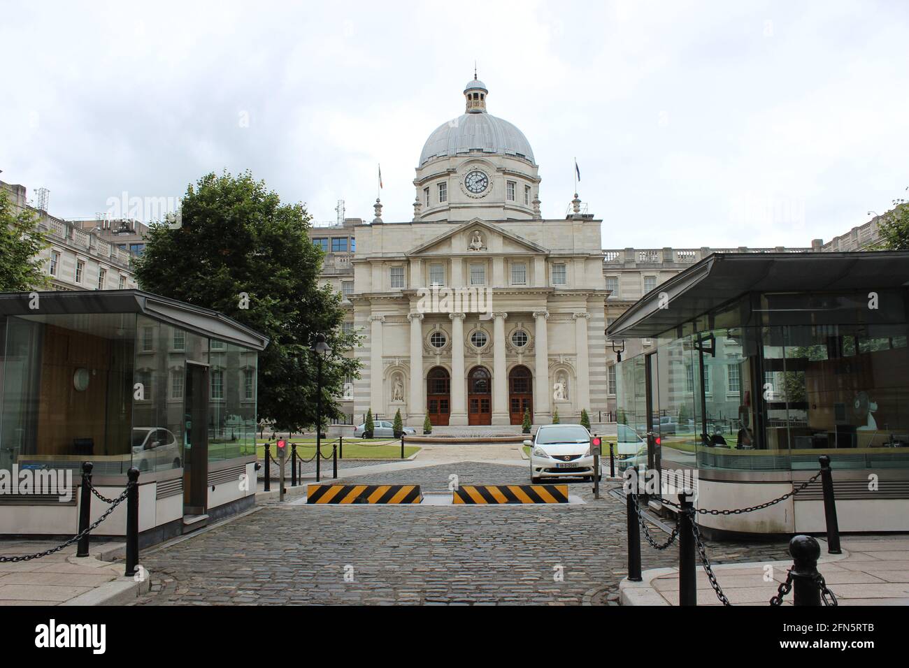 Irish parliament buildings in dublin hi-res stock photography and ...