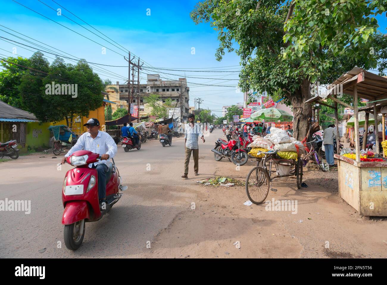 Indian roadside vegetable vendor hi-res stock photography and images ...