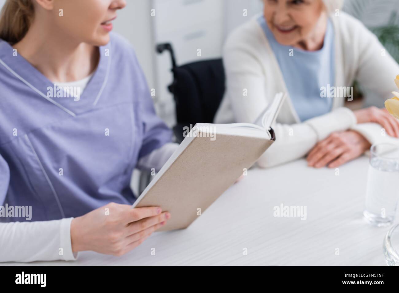 Reading support nurse hi-res stock photography and images - Alamy