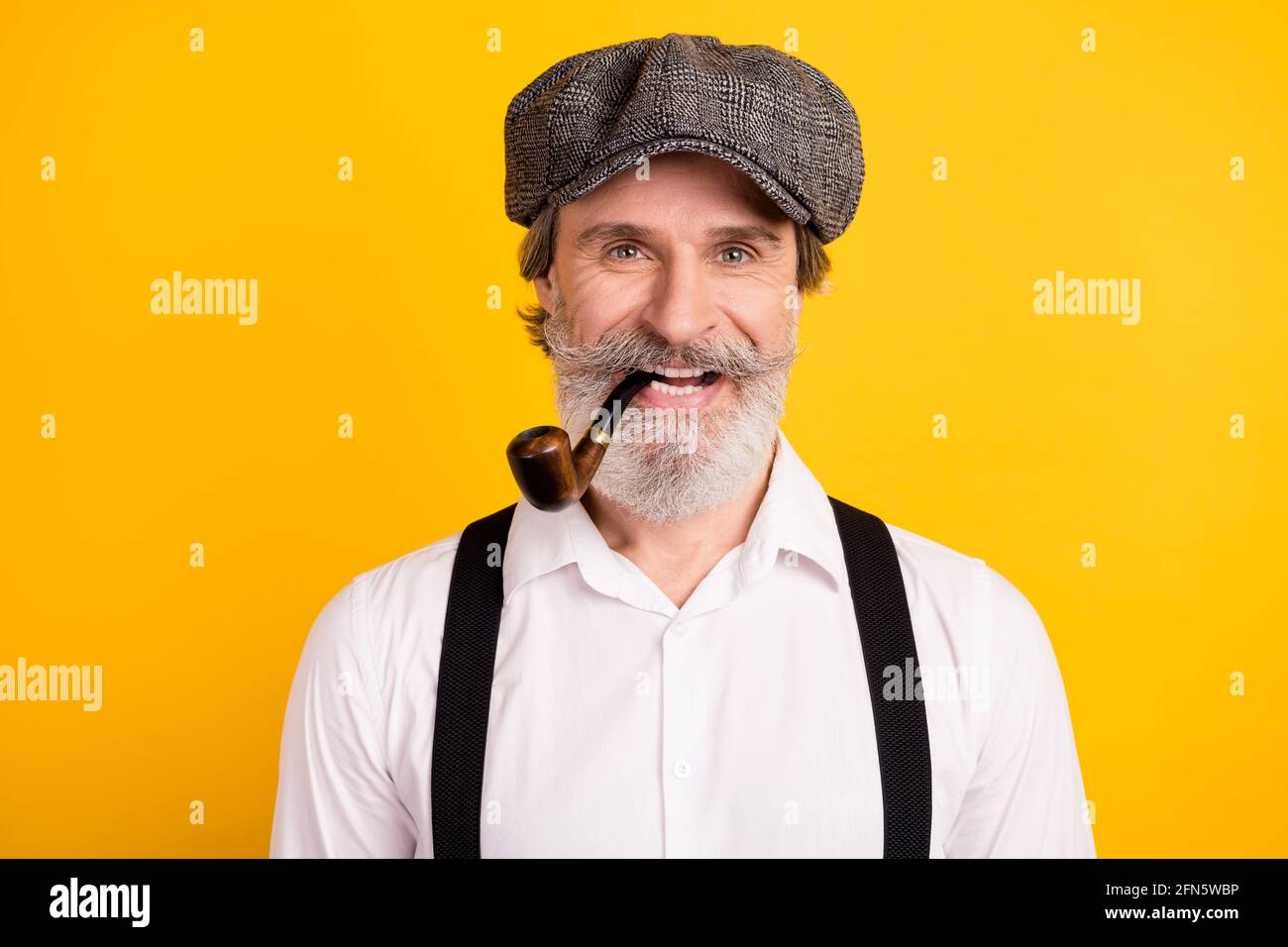 Photo portrait of man in retro outfit smoking wooden pipe smiling ...
