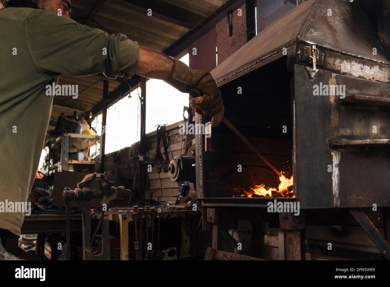 Old fashioned garage workshop hi-res stock photography and images - Alamy
