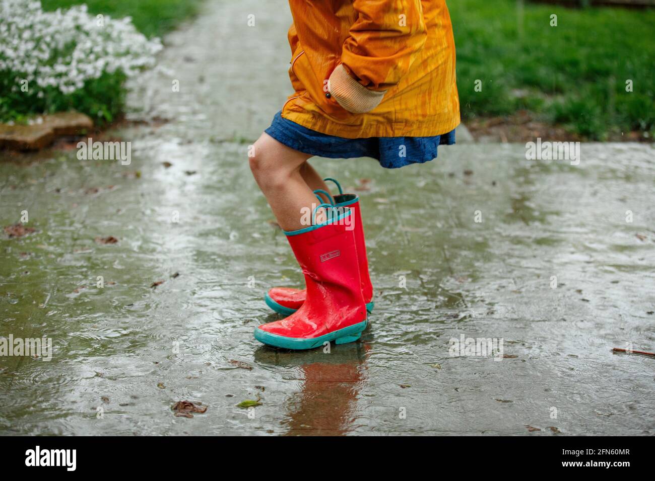 Child in the rain hi-res stock photography and images - Alamy
