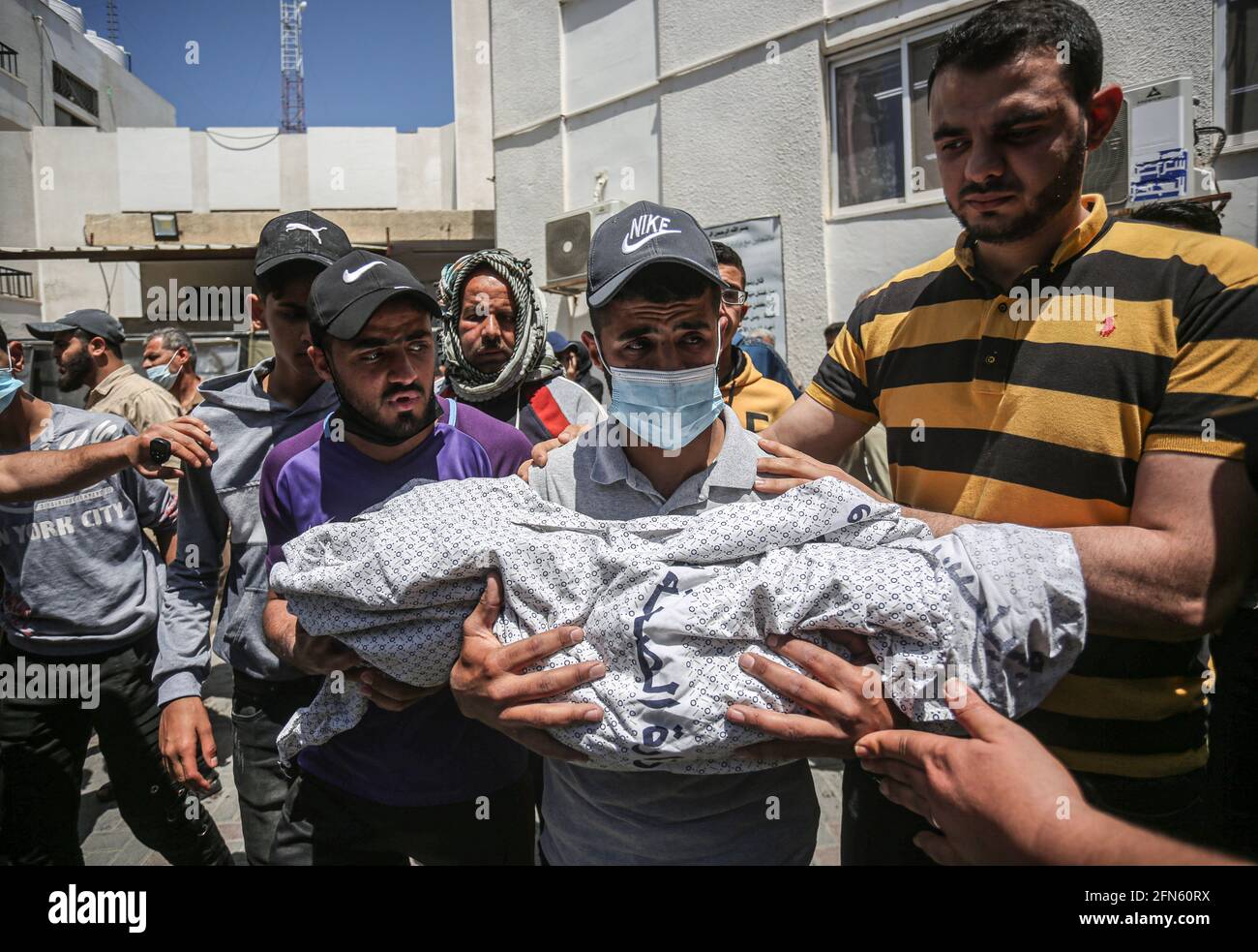 (EDITORS' NOTE : Image depicts death) Palestinian carries the body of a ...