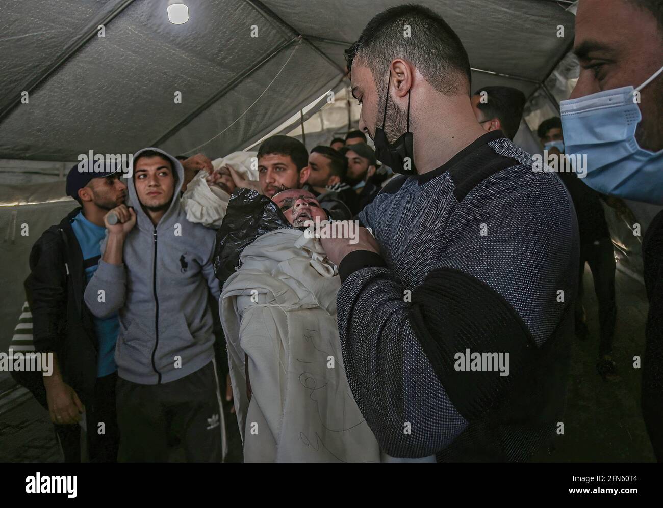 (EDITORS' NOTE : Image depicts death) Palestinian carries the body of a ...