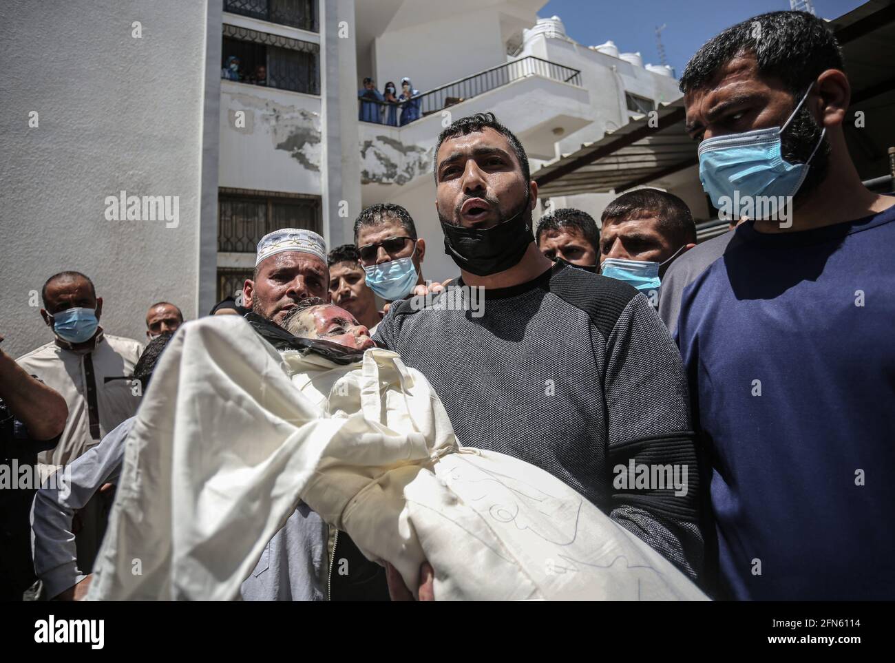 (EDITORS' NOTE : Image depicts death) Palestinian carries the body of a ...