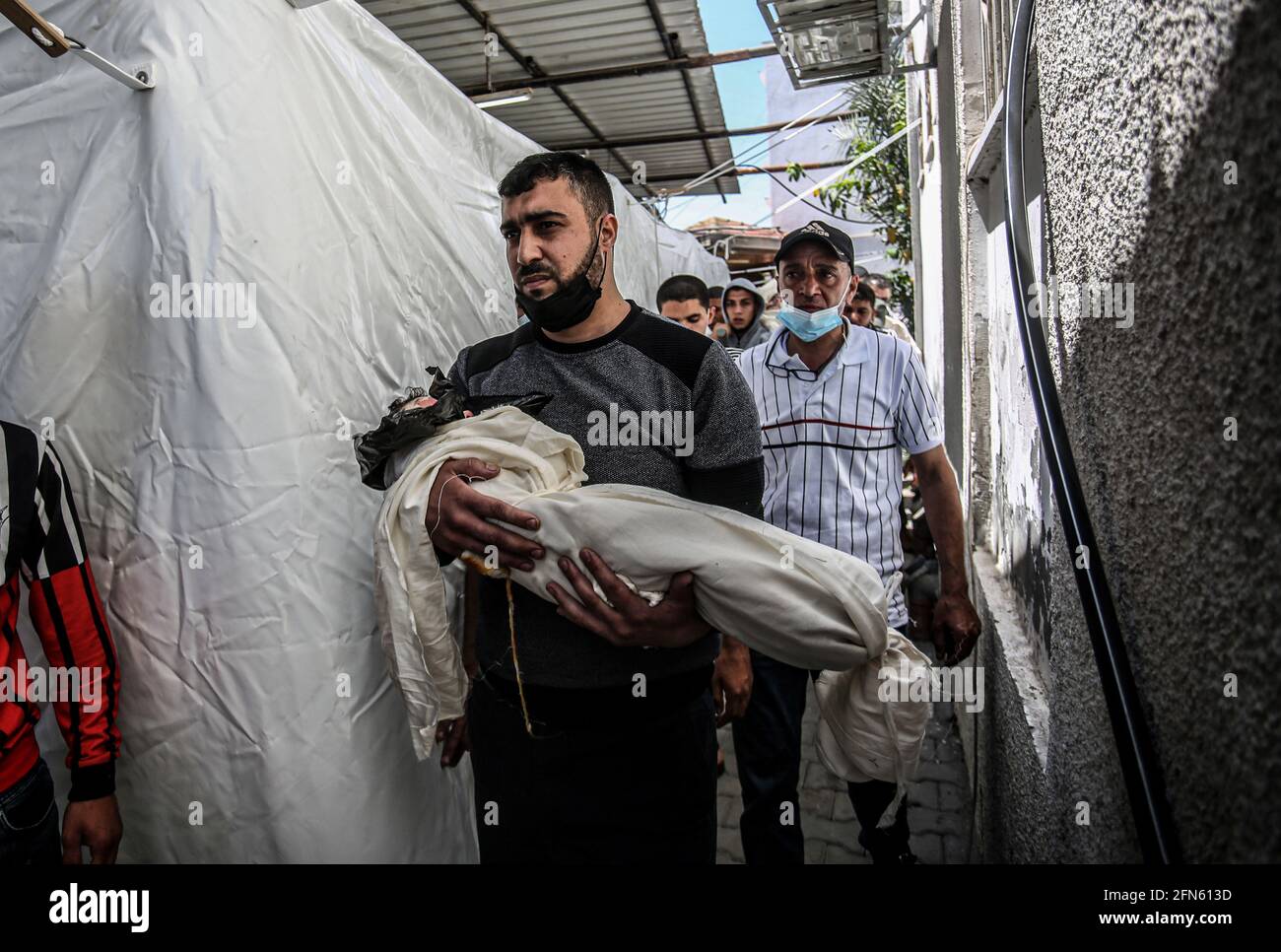 (EDITORS' NOTE : Image depicts death) Palestinian carries the body of a ...