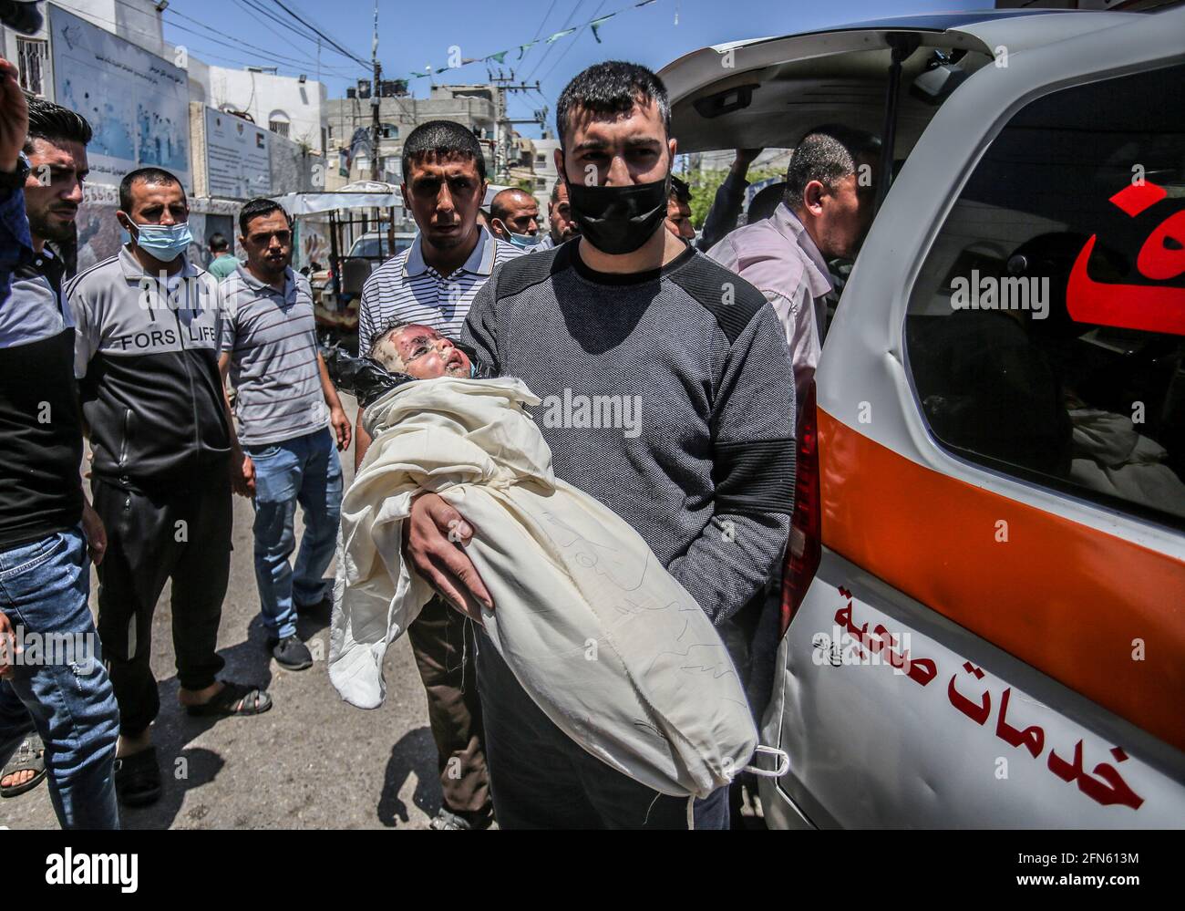 (EDITORS' NOTE : Image depicts death) Palestinian carries the body of a ...