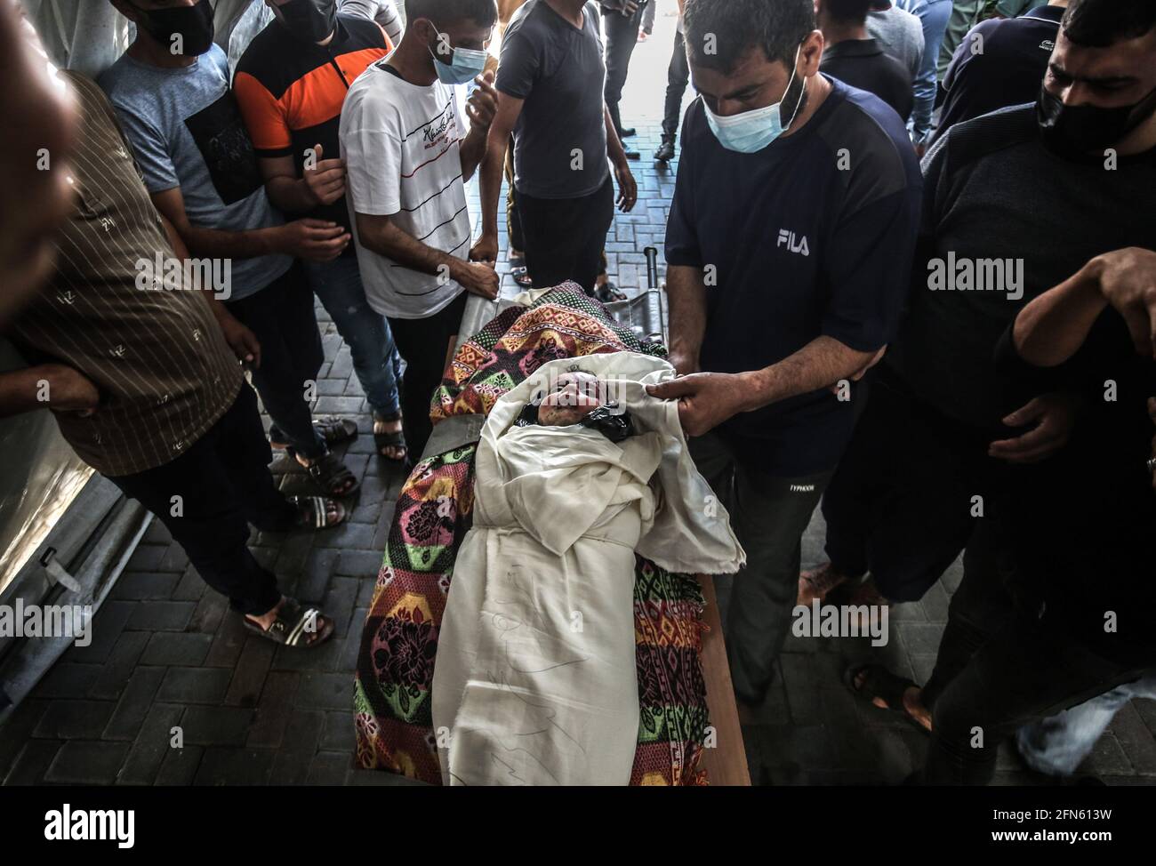 (EDITORS' NOTE : Image depicts death) Palestinians mourn near the body ...