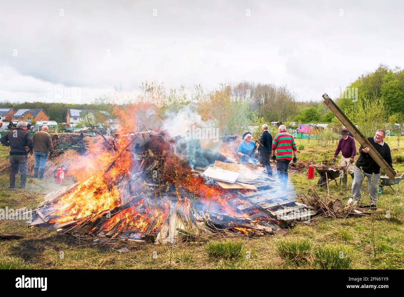 Burning fire garbage hi-res stock photography and images - Alamy