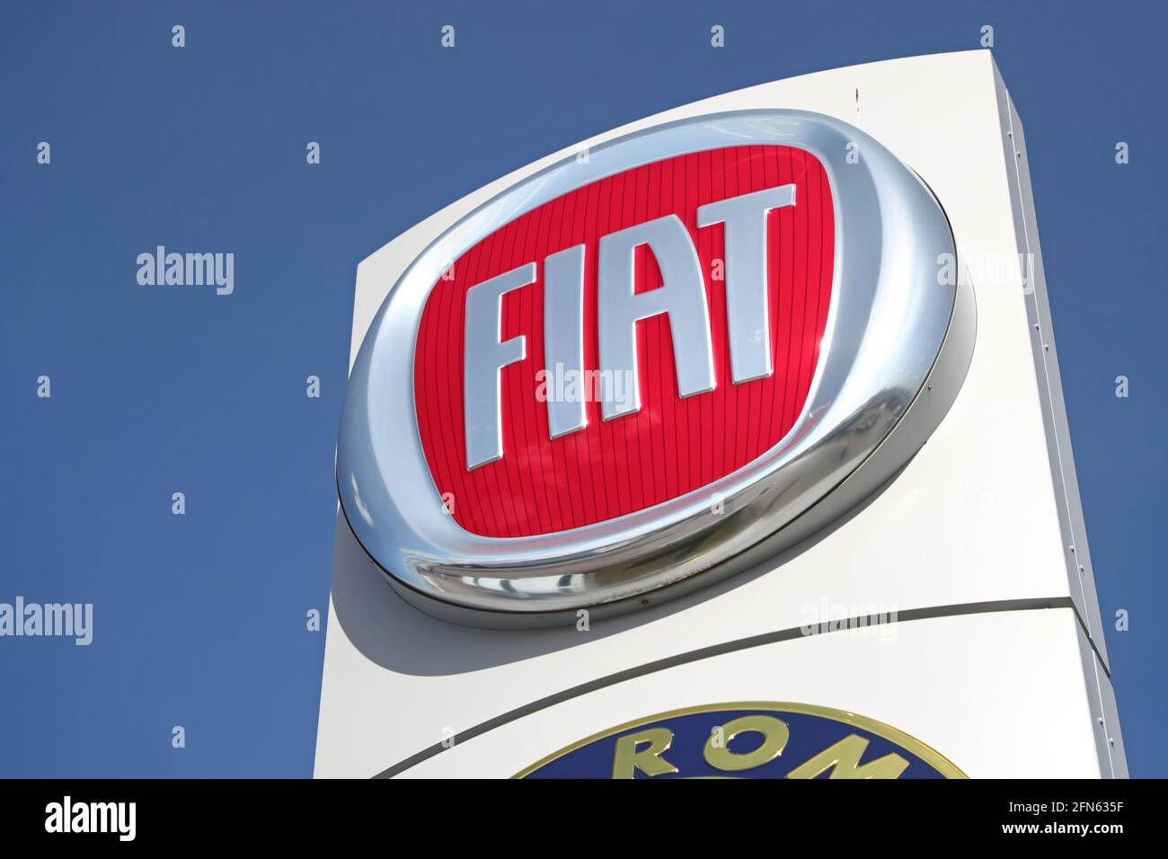 Fiat logo blue hi-res stock photography and images - Alamy