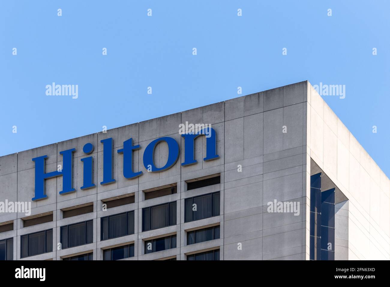 Hilton hotel logo sign hi-res stock photography and images - Alamy
