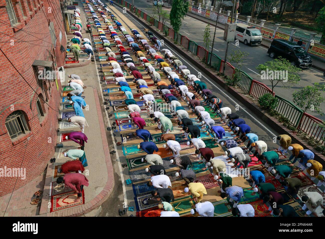 Dhaka, Bangladesh. 14th May, 2021. Bangladeshi Muslims offer Eidl al ...