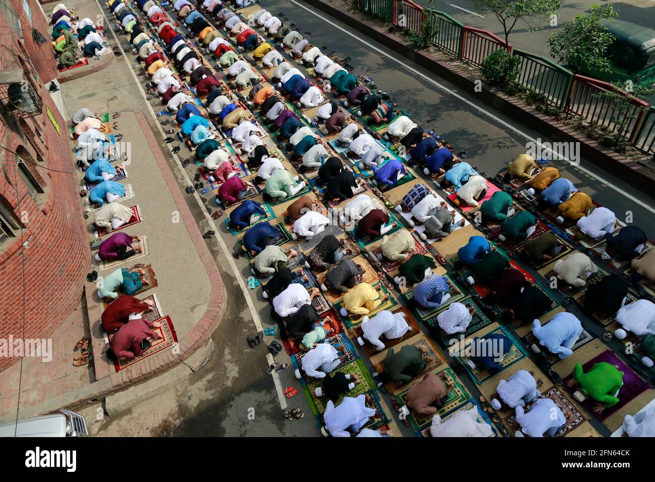 Dhaka, Bangladesh. 14th May, 2021. Bangladeshi Muslims offer Eidl al ...