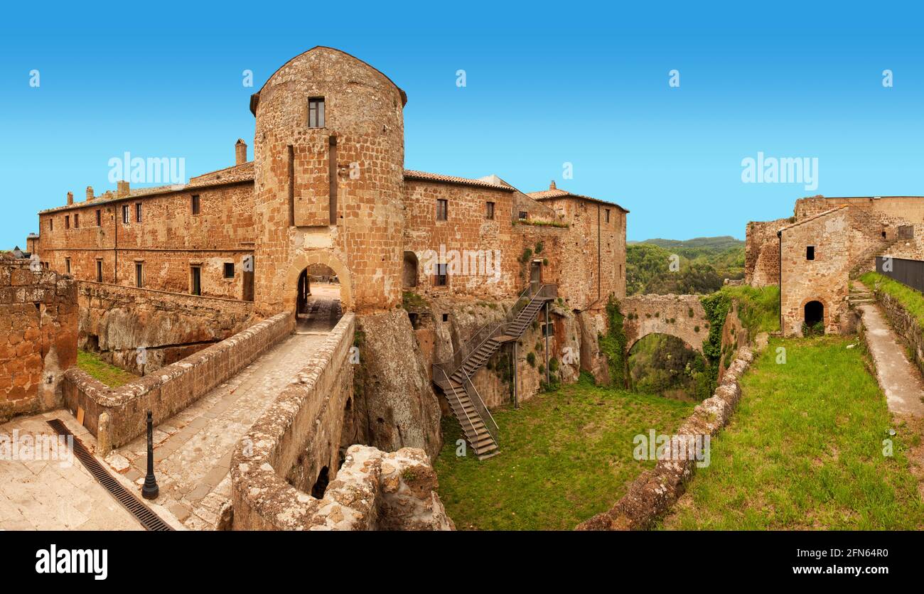 Sorano castle hi-res stock photography and images - Alamy