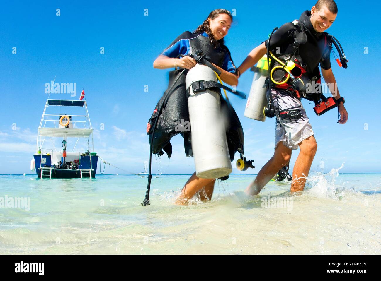 Couple and scuba diving and boat hi-res stock photography and images ...