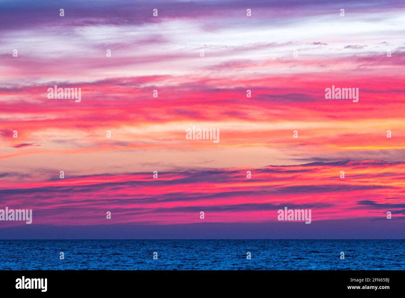 Pink cloud sunset over ocean hi-res stock photography and images - Alamy