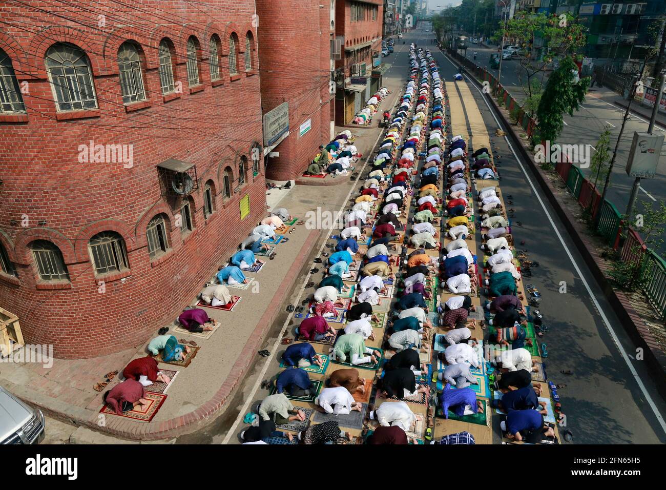 Dhaka, Bangladesh. 14th May, 2021. Bangladeshi Muslims offer Eidl al ...