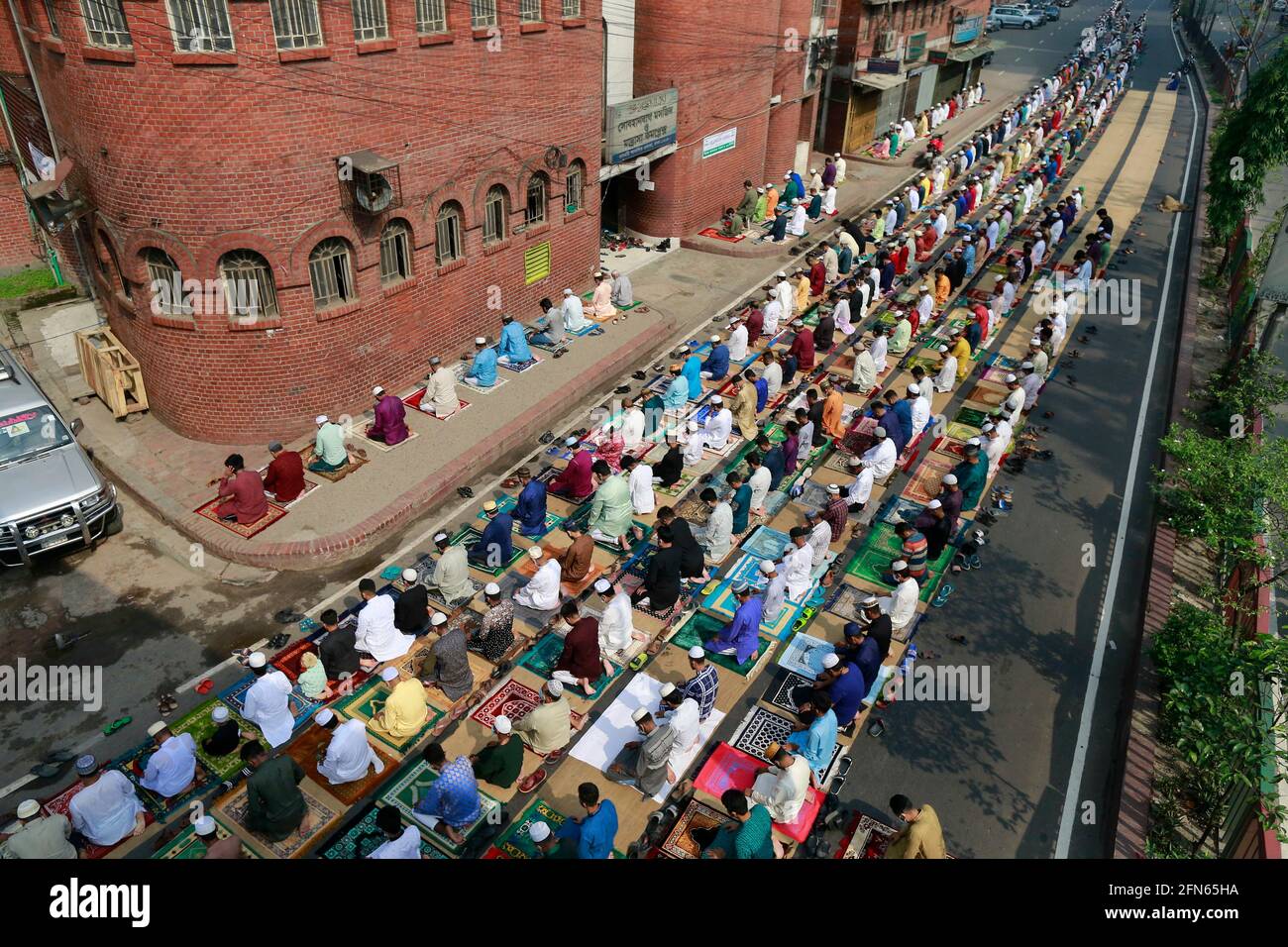 Dhaka, Bangladesh. 14th May, 2021. Bangladeshi Muslims offer Eidl al ...