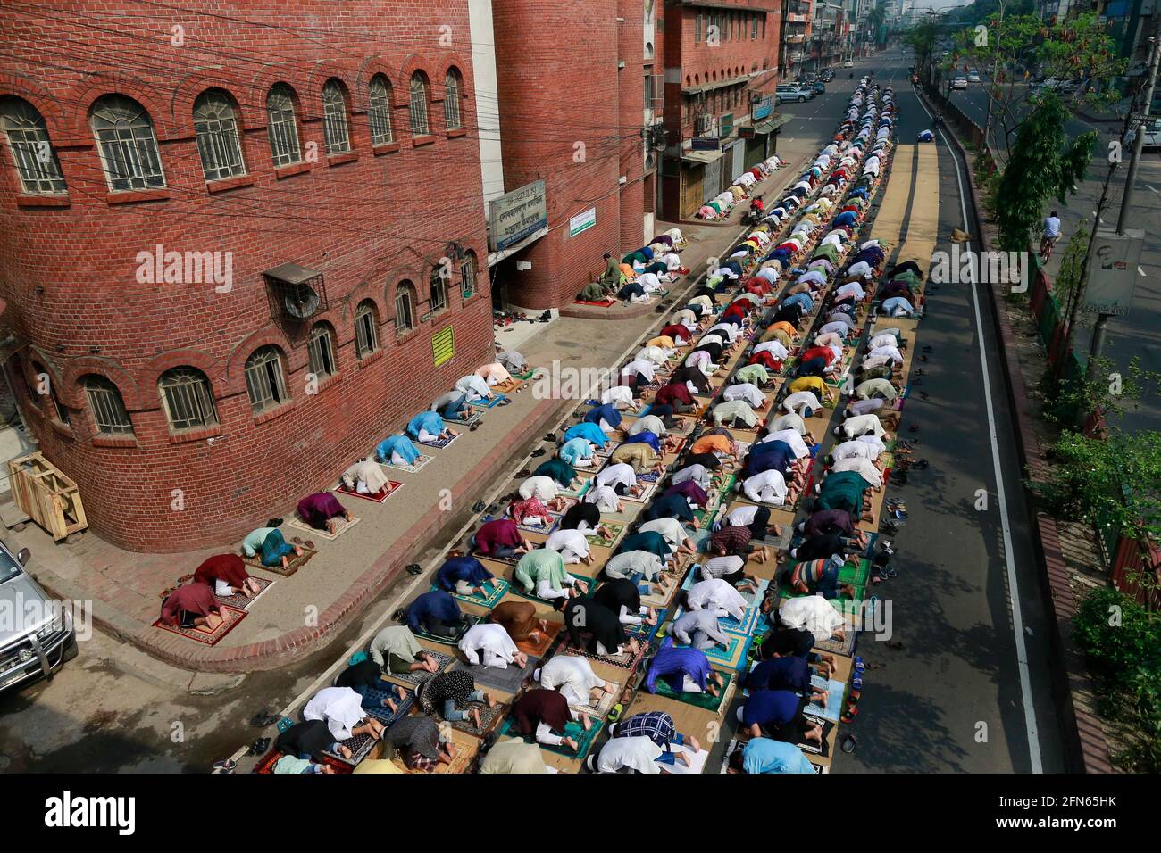 Dhaka, Bangladesh. 14th May, 2021. Bangladeshi Muslims offer Eidl al ...