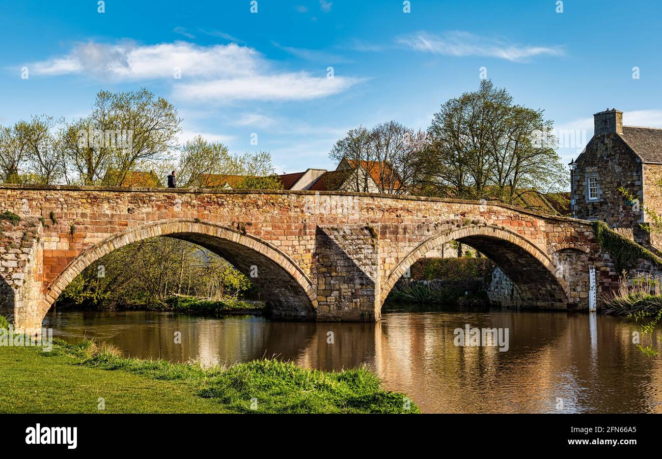 Arched pedestrian bridge hi-res stock photography and images - Alamy