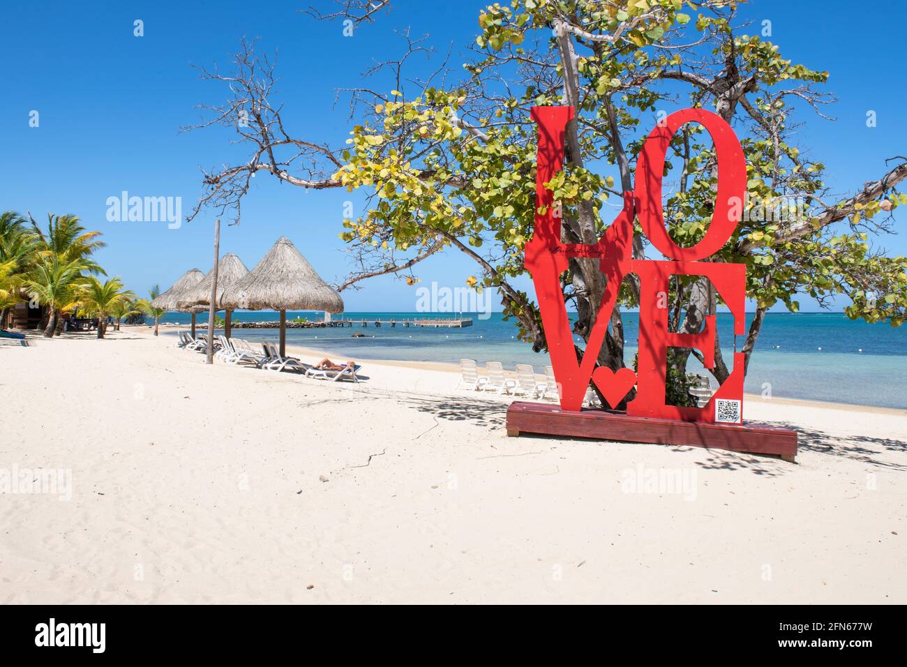 Love sign on a Caribbean beach Stock Photo - Alamy