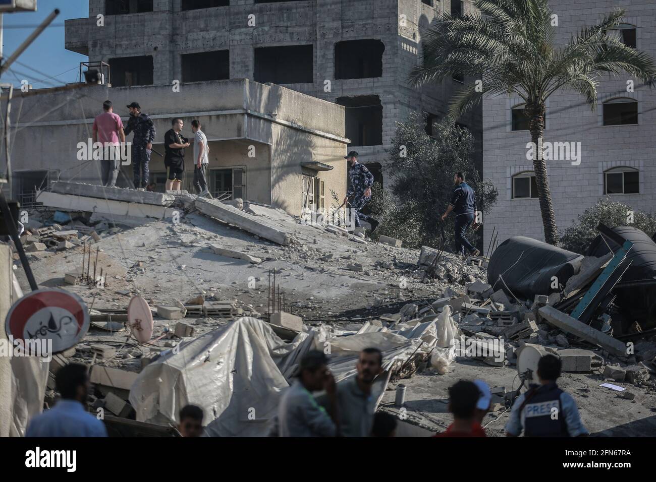 Gaza City, Palestinian Territories. 14th May, 2021. Palestinians ...