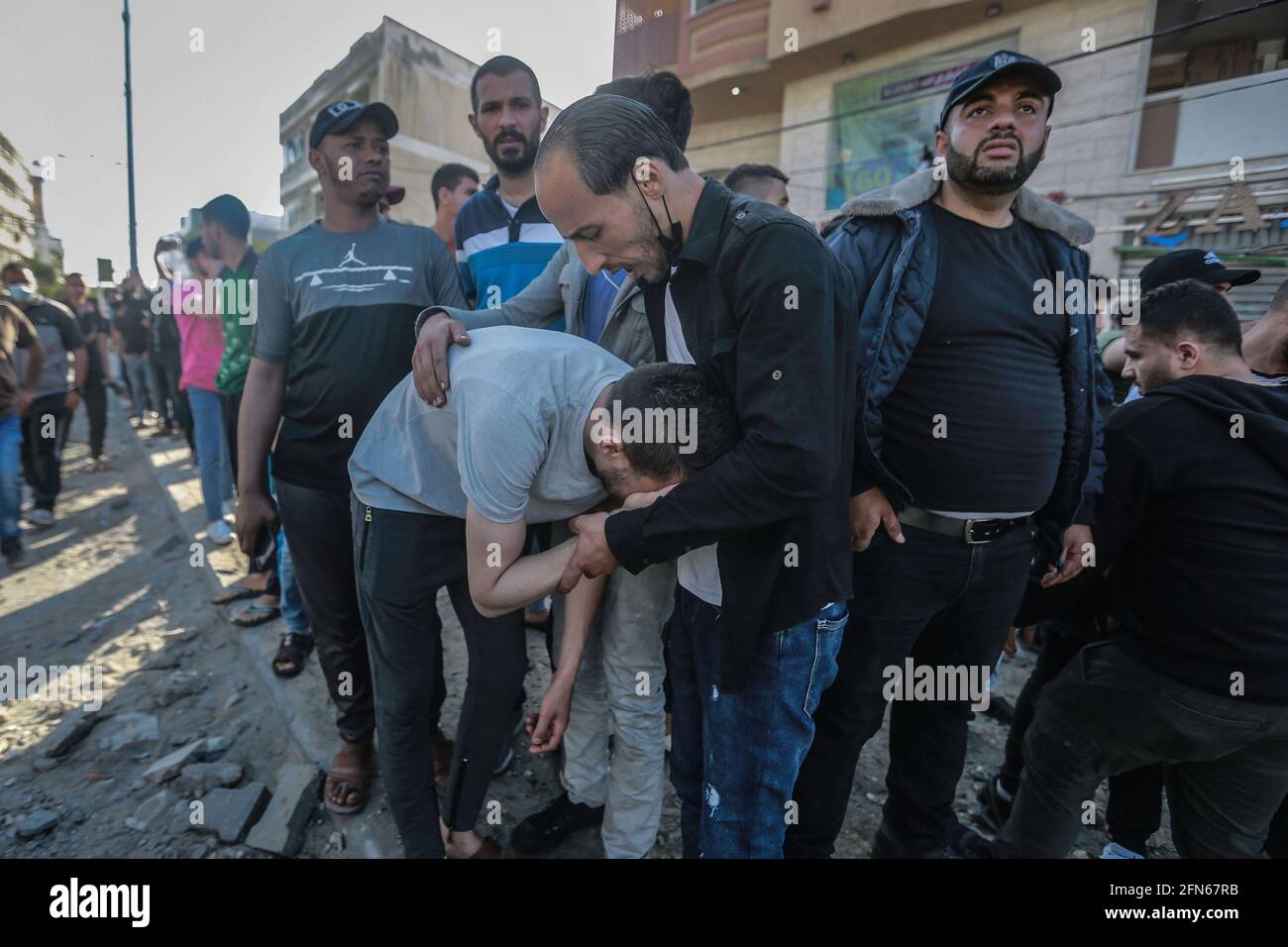 Gaza City, Palestinian Territories. 14th May, 2021. A Palestinian man ...