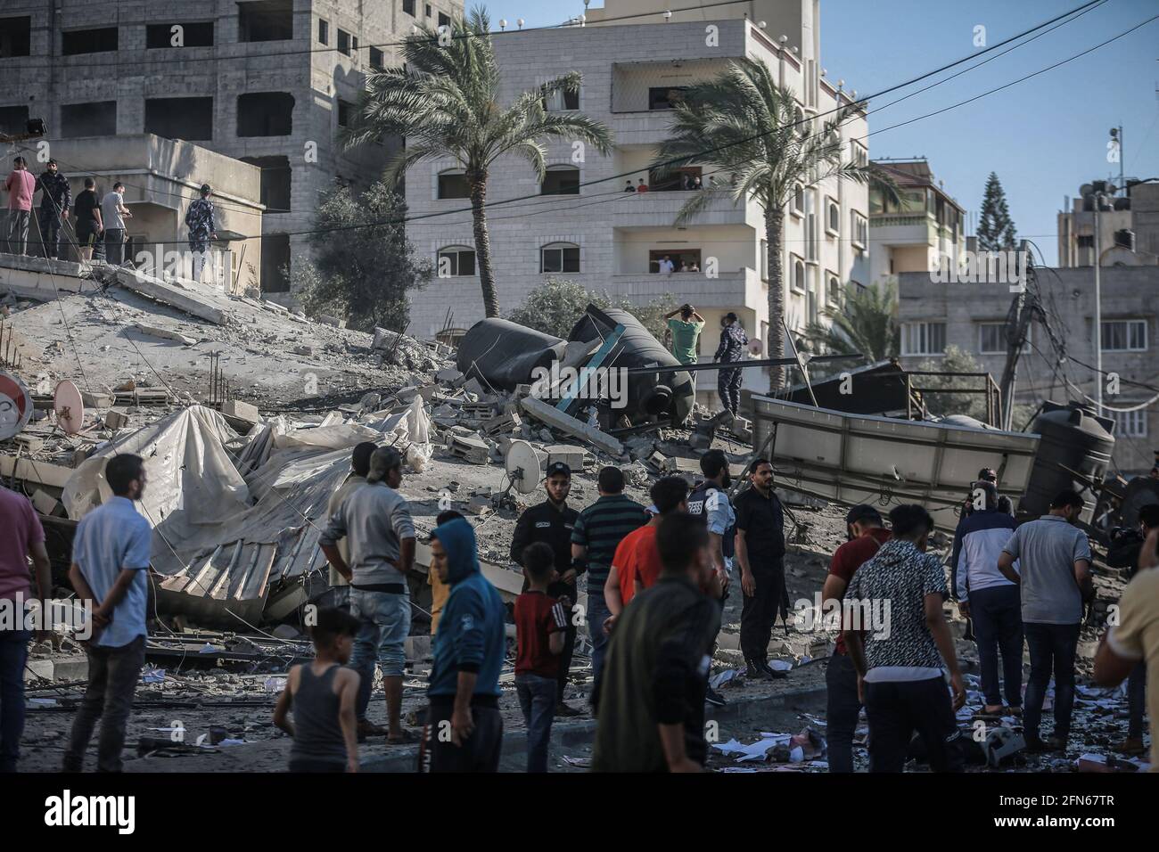 Gaza City, Palestinian Territories. 14th May, 2021. Palestinians ...