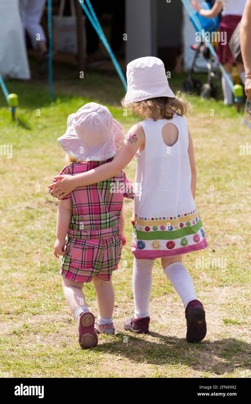Kids arms around each other hi-res stock photography and images - Alamy