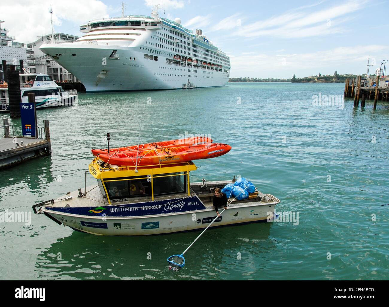 Trash-catchers: Volunteers of Waitemata Harbour Clean-up Trust are ...