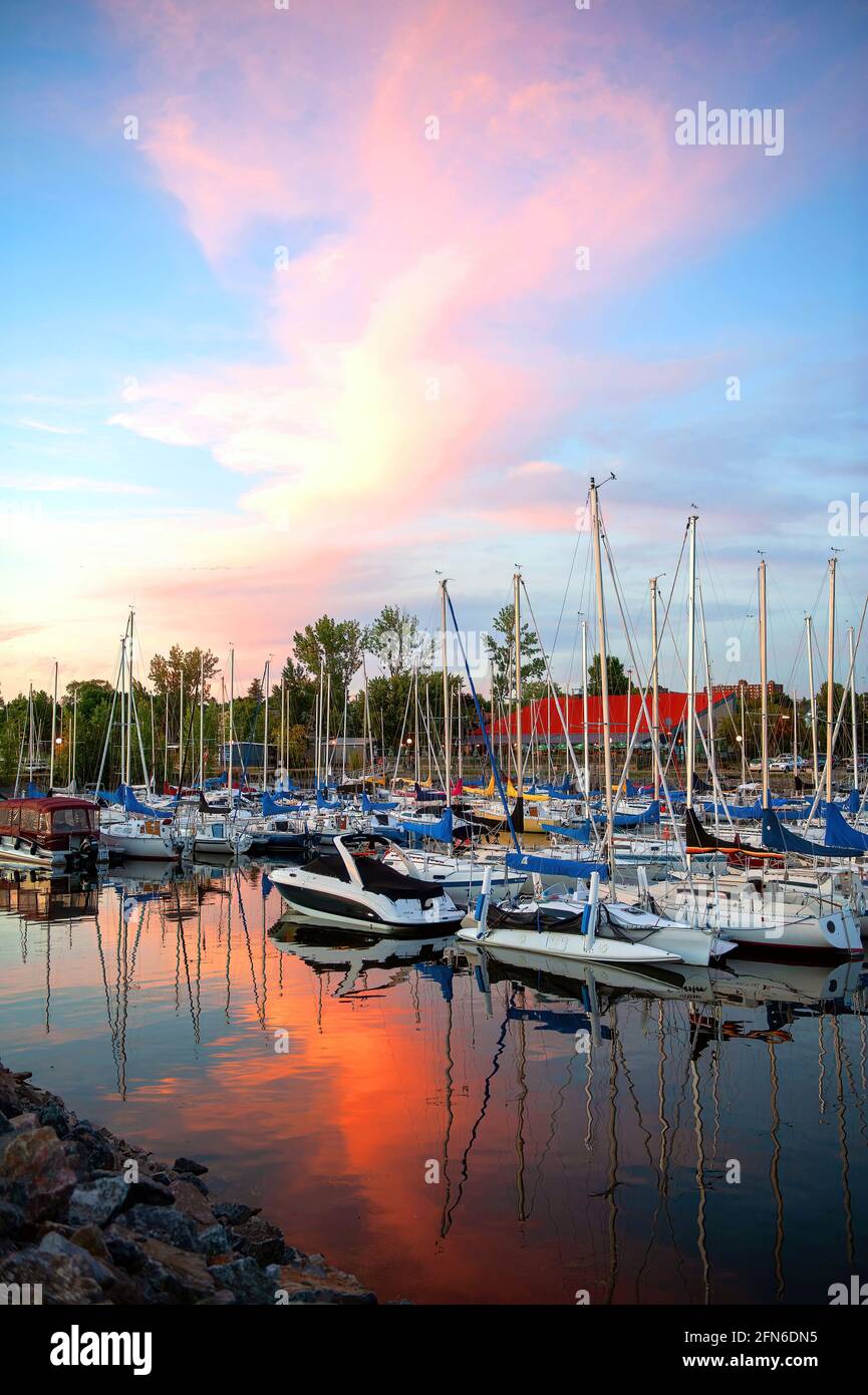 Sunset over water boats hi-res stock photography and images - Alamy