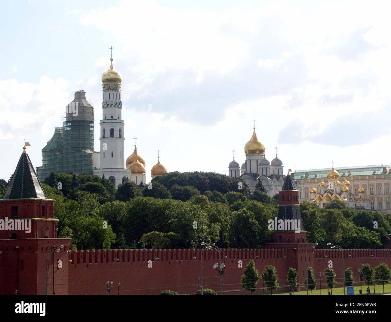 kremlin wall in moscow red square Stock Photo - Alamy