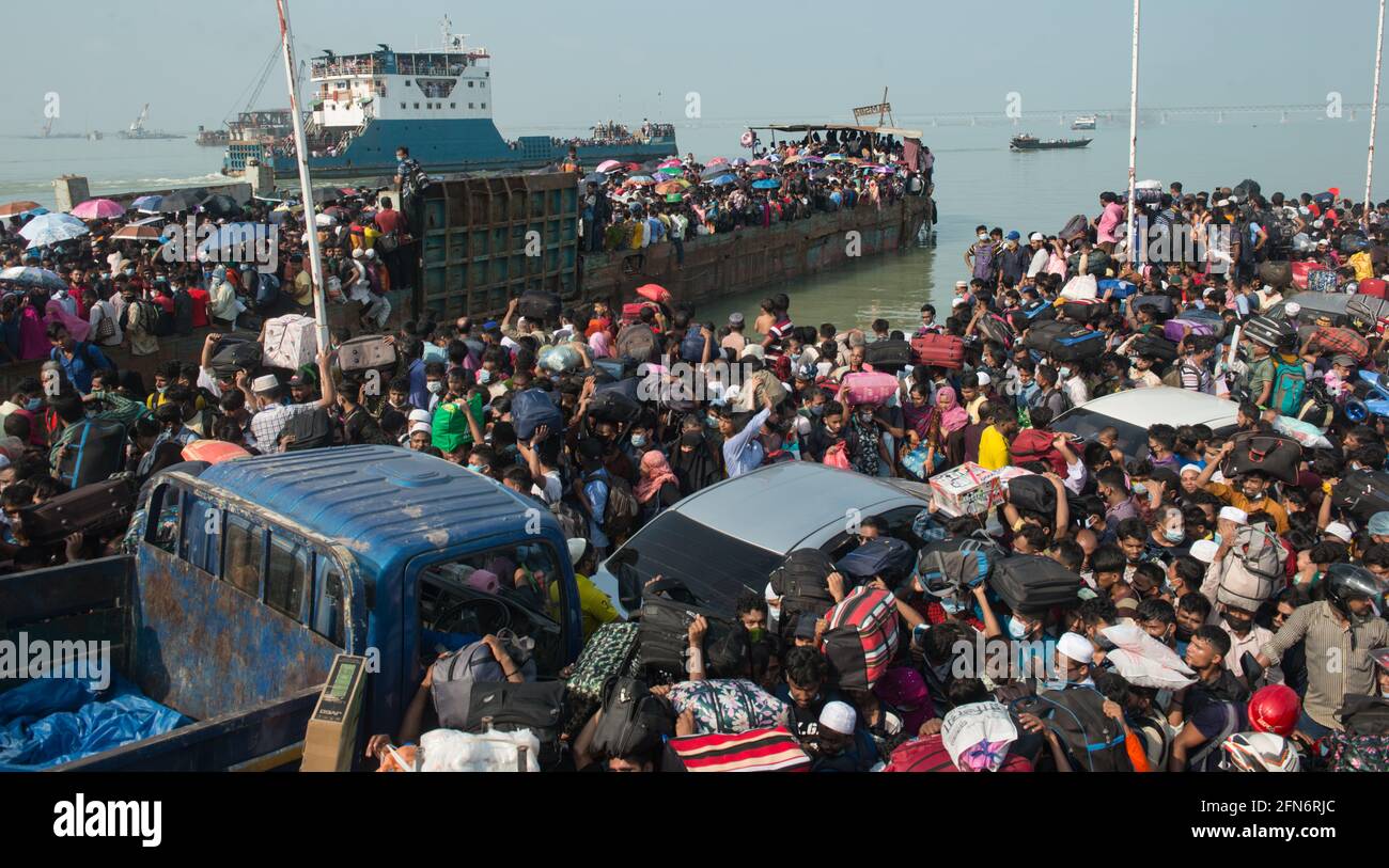 Over crowded ferry Stock Photo - Alamy