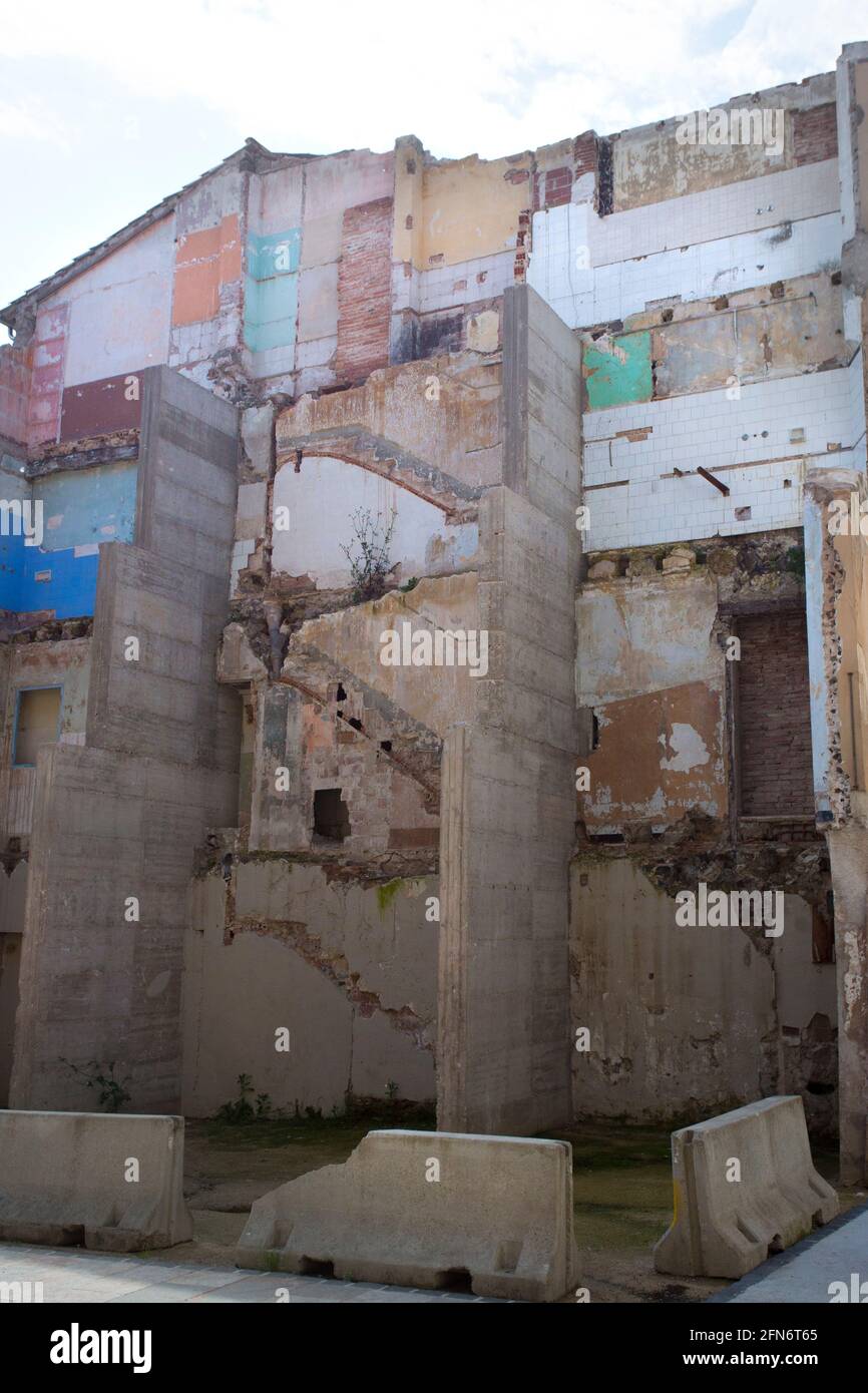 Half destroyed buildings hi-res stock photography and images - Alamy