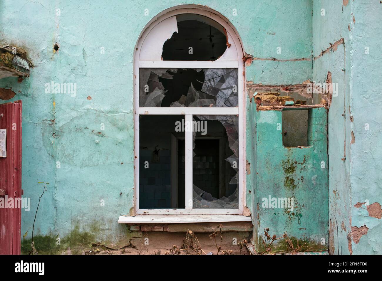 Broken window in an old residential building Stock Photo - Alamy