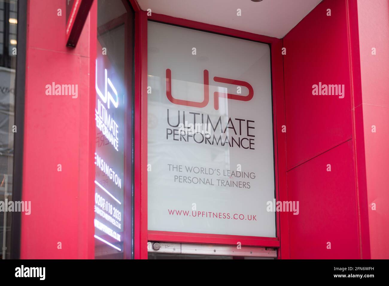 62 kensington high street hi-res stock photography and images - Alamy