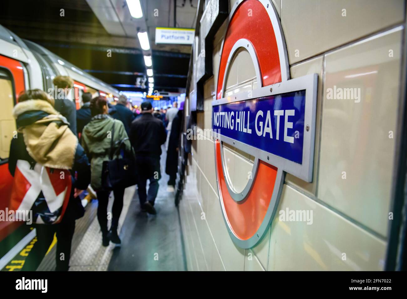Notting hill gate platform hi-res stock photography and images - Alamy