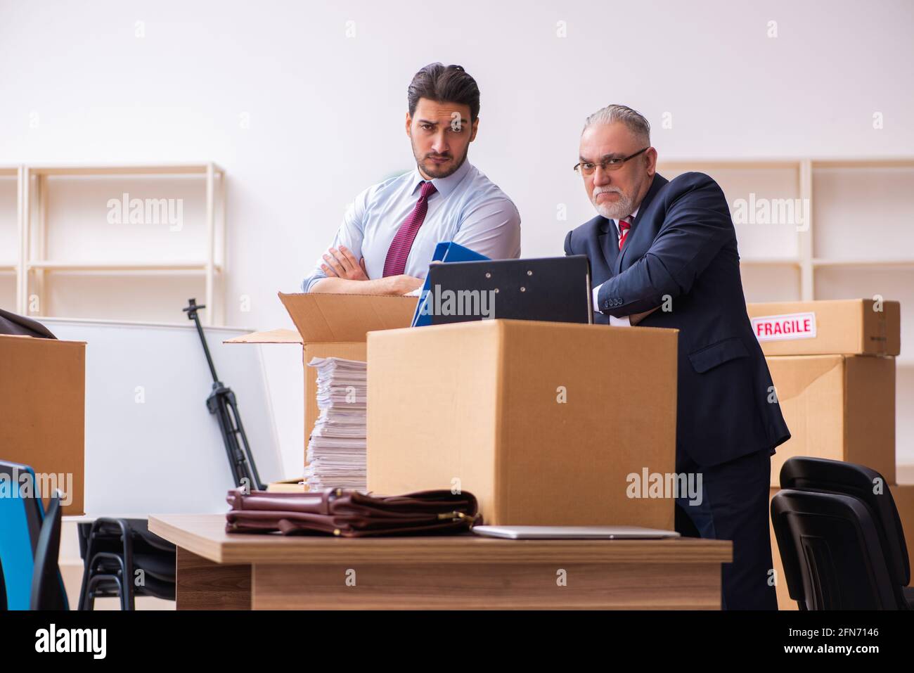 Two employees in relocation concept Stock Photo - Alamy