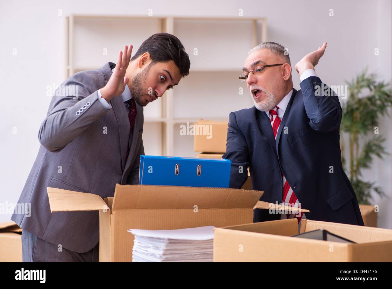 Two employees in relocation concept Stock Photo - Alamy