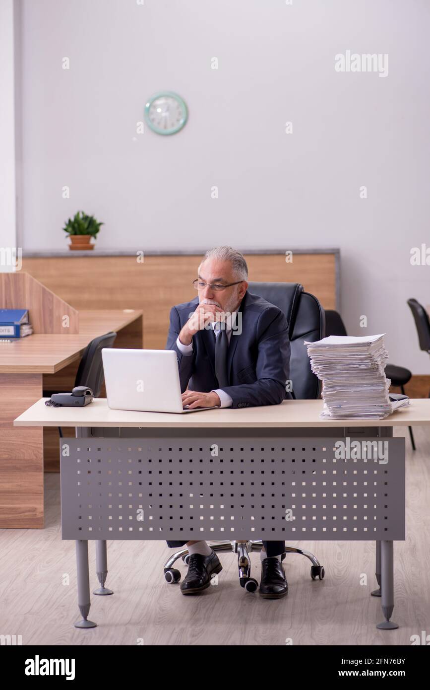 Old employee working in the office Stock Photo - Alamy