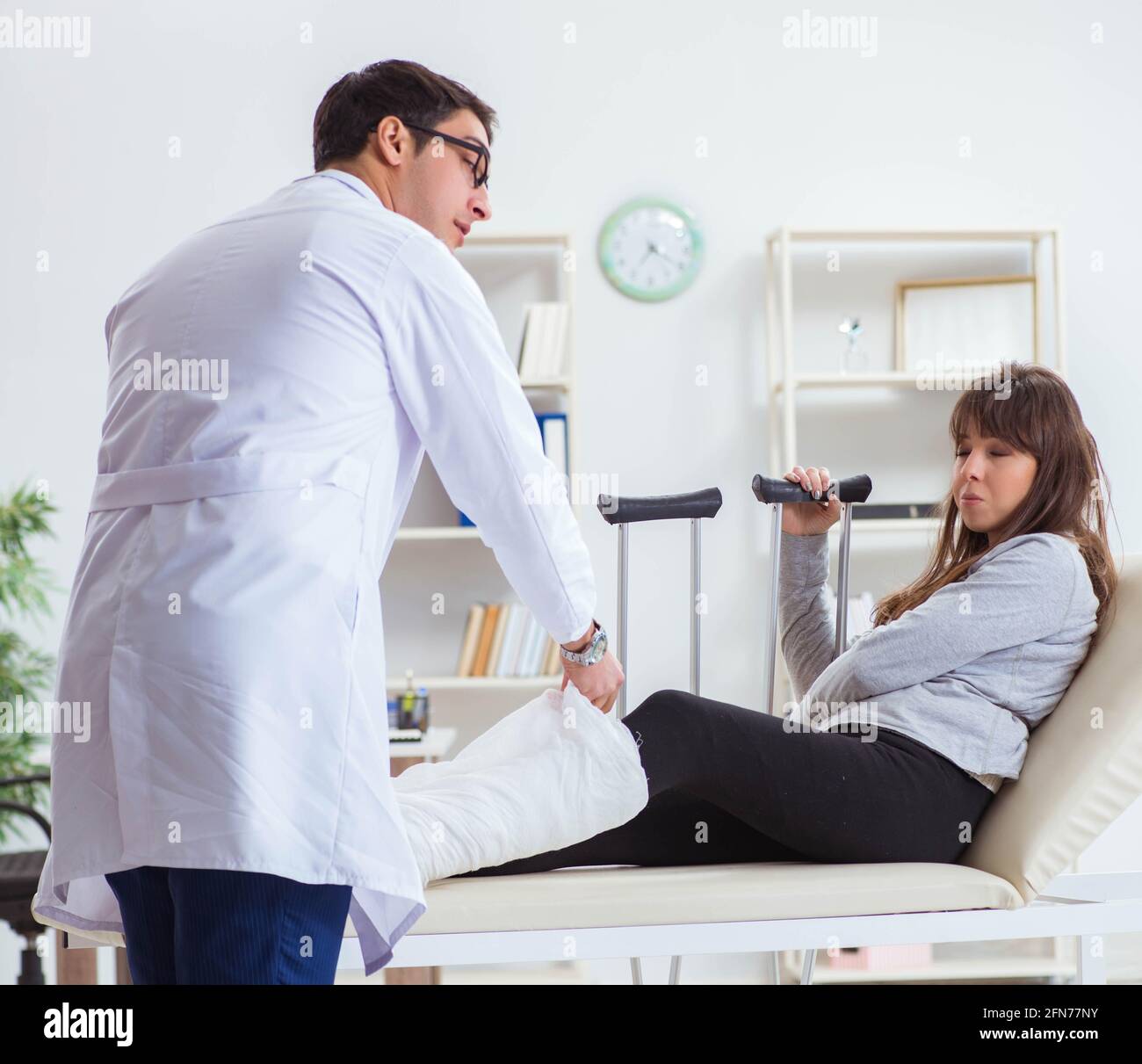 The doctor examining patient with broken leg Stock Photo - Alamy
