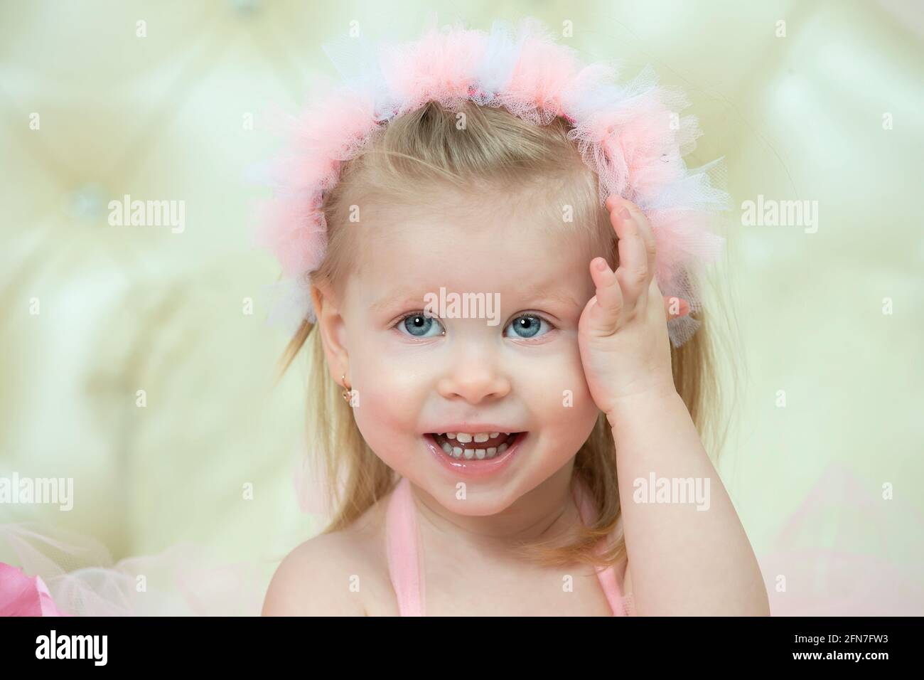 Eyes pink bows hi-res stock photography and images - Alamy